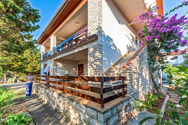Leut 5 - 2 Bedroom App. With Wifi, Near The Center - Stara Novalja