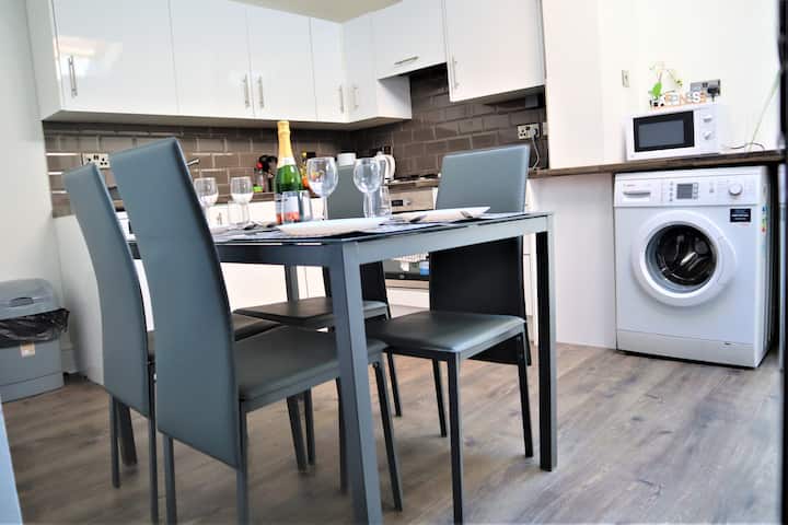 Cosy 4 Bed 2 Bath House /Garden /Walk To Hospital - Northampton, UK