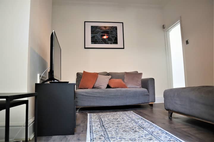 4 Br/2 Bath/ Pets/with Garden Home In Northampton - Northampton, UK