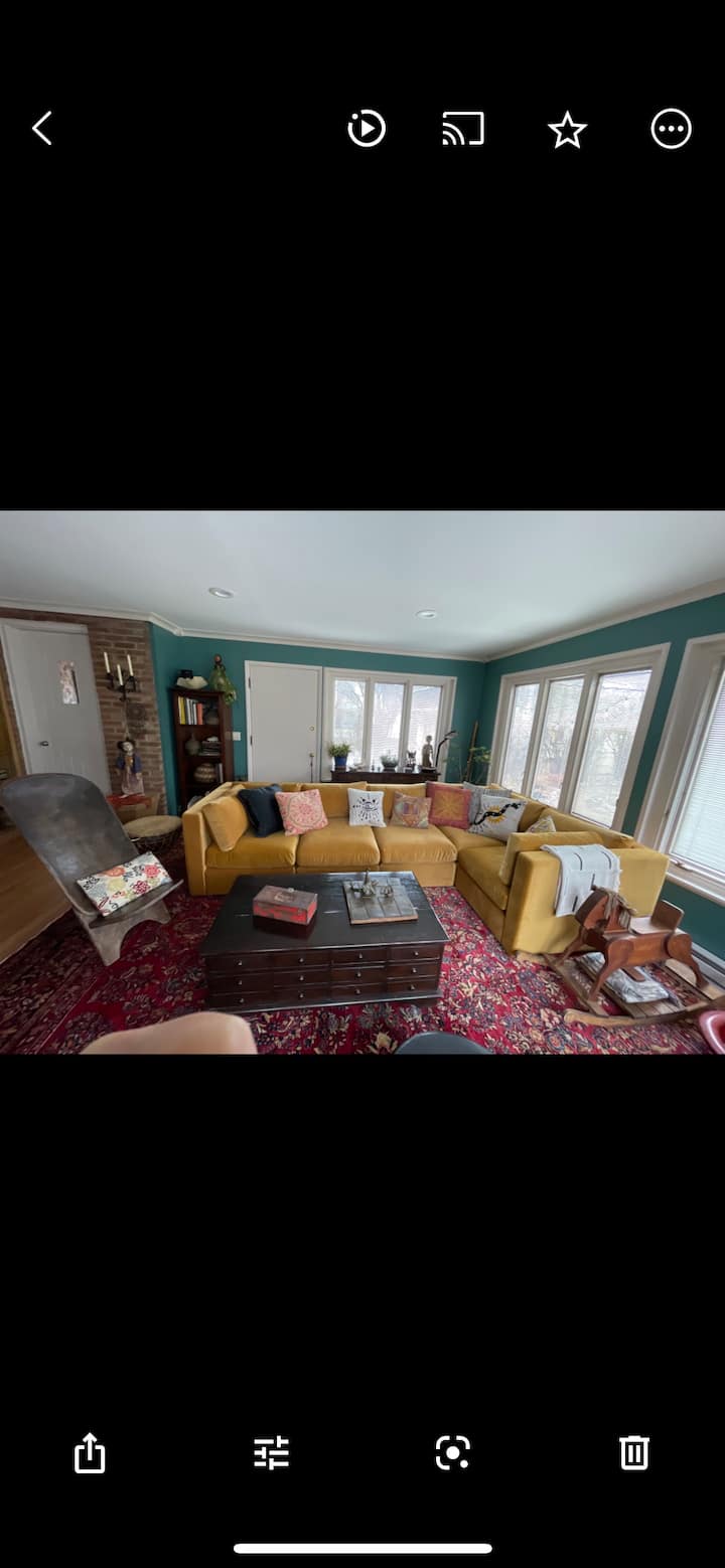 Room In Warm Home W/unique Decor - Evanston, IL