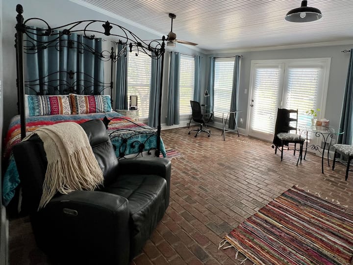 Earleybird Patio Suite - Greenville, NC