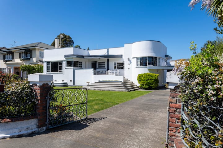 Art Deco Charm -Inner City On The River - Gisborne, New Zealand