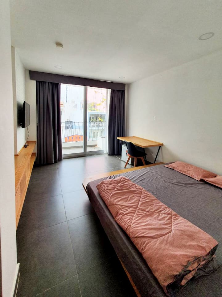 Minimalist Room 301 With Balcony - 200m To Bitexco - Vietnam