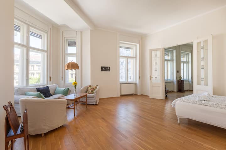 Charming Apartment In Budapest - Węgry