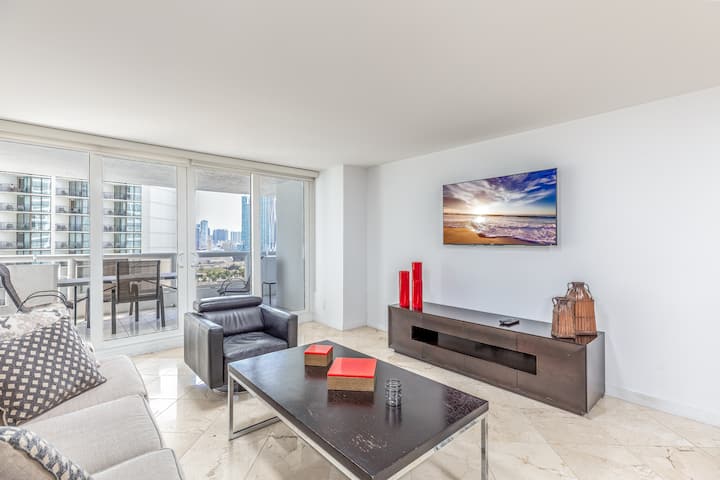 Spacious And Modern Apartment W/balcony And Garage - Miami, FL