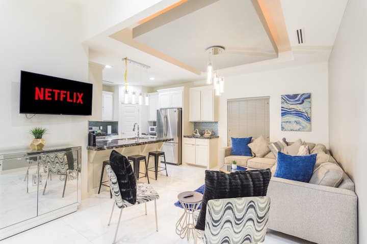 🎄New Luxury Family Friendly Downtown Modern Home🏡 - McAllen, TX