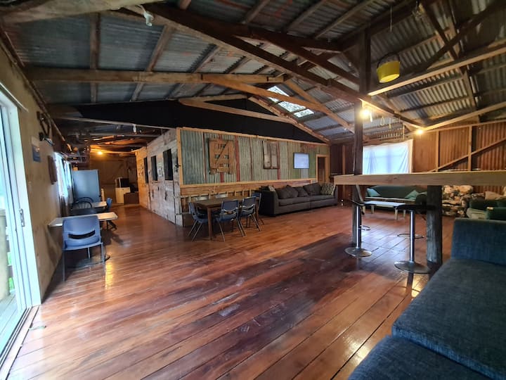 Woolshed Bunkhouse - Sleeps 12 - Tapu