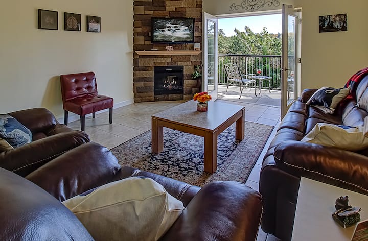 John's Mountain Blessing W/ Hot Tub, Pool, & Views - Pigeon Forge, TN