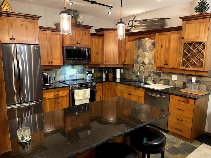 Mountain Retreat - Ski Out, Hot Tub, Near Village - Big White Ski Resort, BC