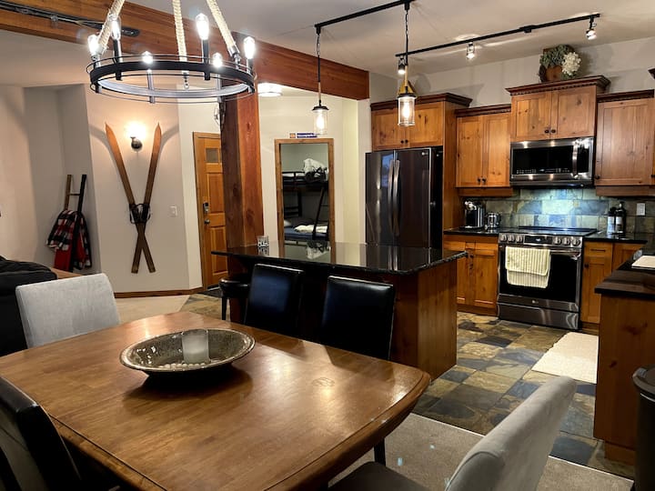 Mountain Retreat - Ski Out, Hot Tub, Near Village - Big White Ski Resort, BC