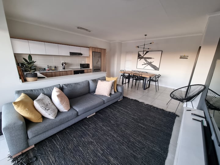 Modern, Clean & Central Holiday Apartment - Dolphin Coast