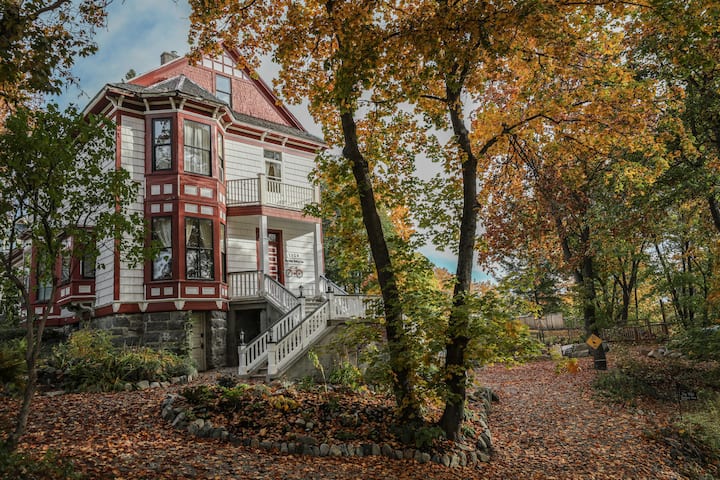 The Wild Turkey Inn: Victorian Guest House - Rossland