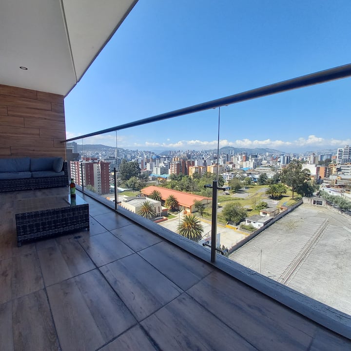 Excelente Ubicación, Cómodo Y Con Amplio Balcón - Quito (Ecuador)