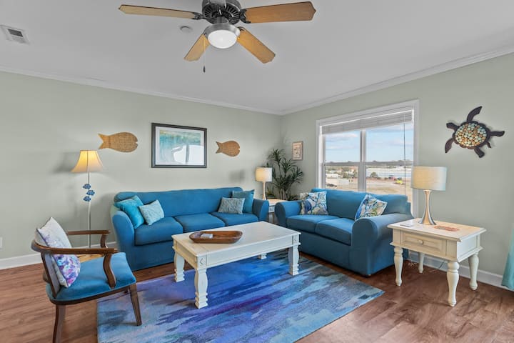 Top-floor Condo, Elevator/pool/views/walk To Town - Oak Island, NC