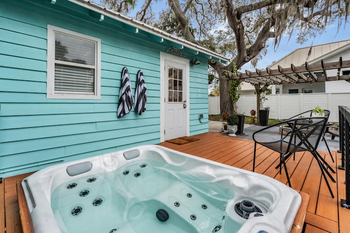 Heart Of Town Cottage With Hot Tub - Pinellas County, FL