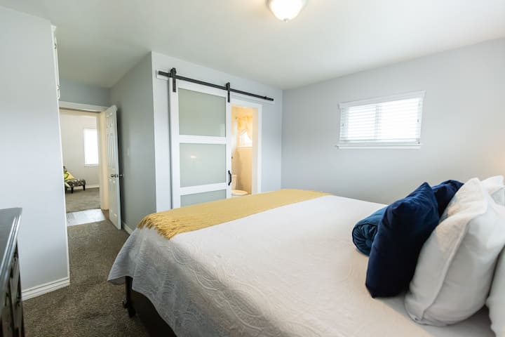 Beautiful Home*central Location* Big Backyard - Riverside, CA