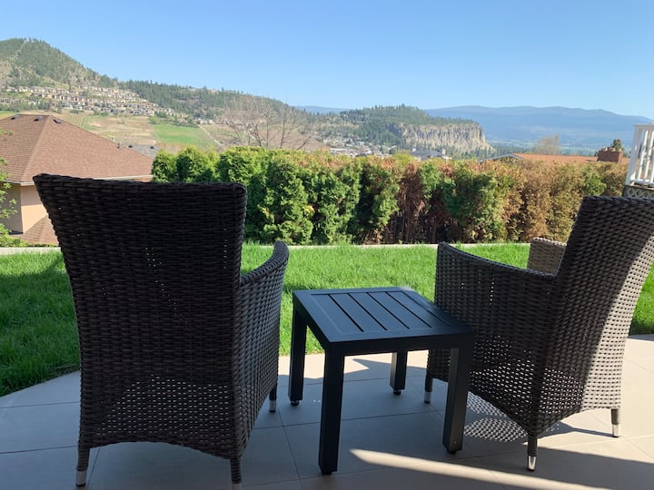 Spacious  2 Bed Suite With View & Private Backyard - Kelowna