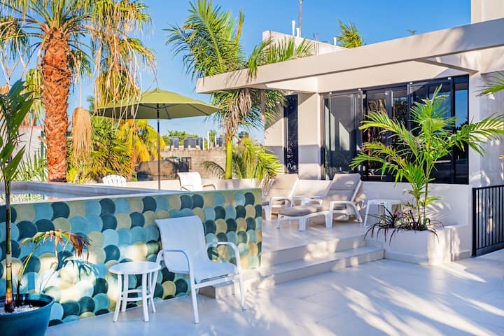 Pelikanos On 10 Downtown - Red Parrot- - Cozumel
