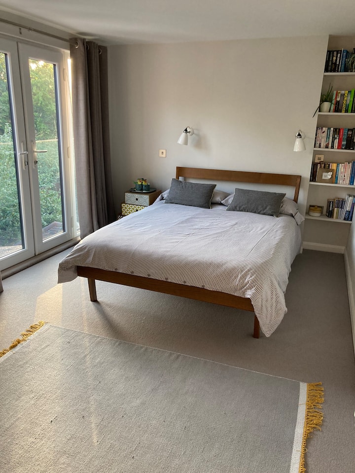 Top Floor, Very Private, Own Bathroom And Tv Room - Barnet