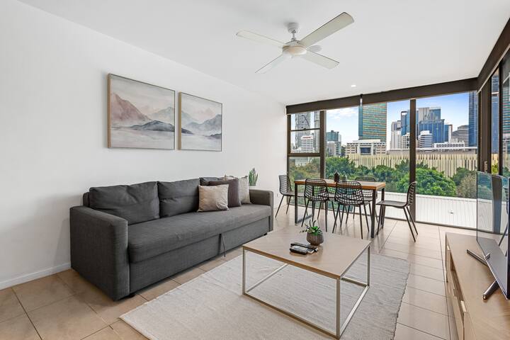 Million Dollar Views & Best Location! Walk To Cbd! - Spring Hill