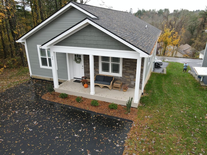 Modern Home A Short Walk To Main St & Ecusta Trail - Hendersonville, NC