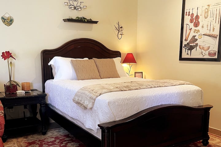 Stylish Guesthouse Gem | Private & Peaceful - Bakersfield, CA