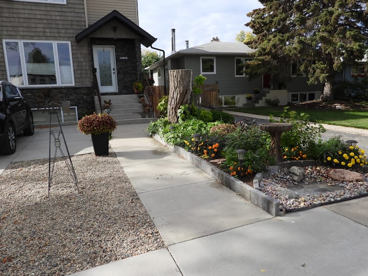 Monte's Den - Saskatoon