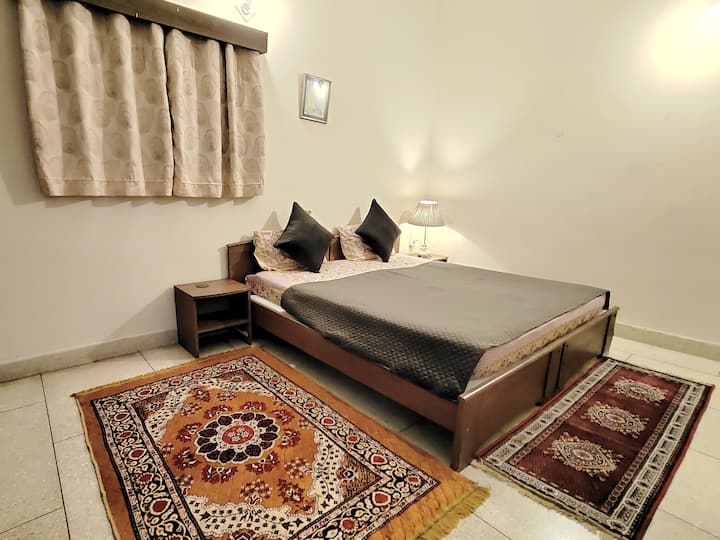 Family Room W/ King + Sofa Bed, Homely & Safe - Haridwar