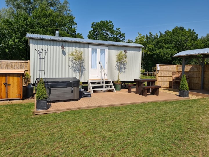 The Dairy Hut & Hot Tub Barton Turf, Norfolk - Norfolk
