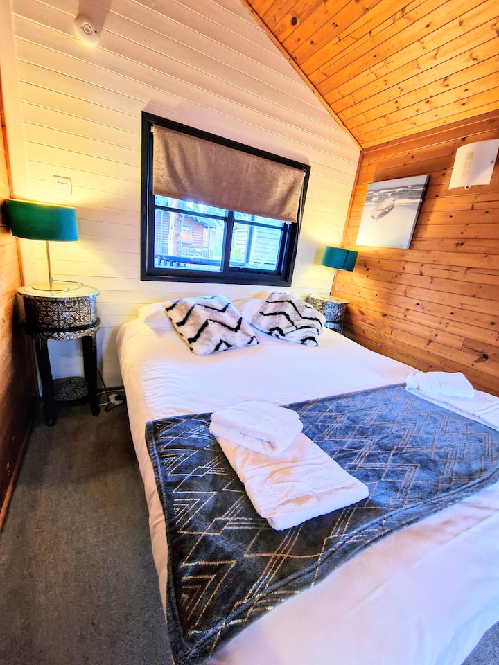 Top 6 Log Cabins With Hot Tubs In New Forest, UK | Trip101