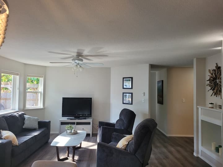 Country Cottage Feel 2 Bedroom Home In The City! - Cumberland