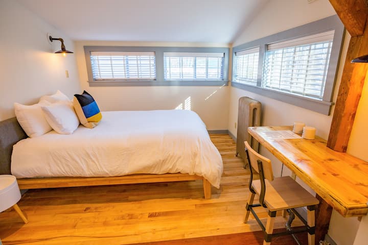 The Deers Head Inn, Queen Bed Library Room - Adirondack Mountains