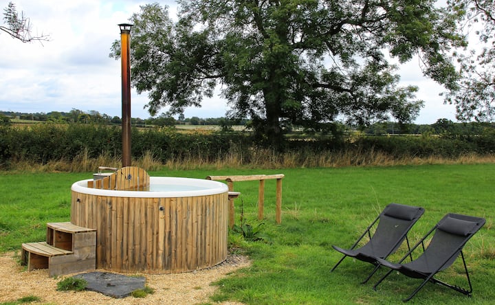Cotswolds Shepherds Hut @Thetbarn - June - Bibury
