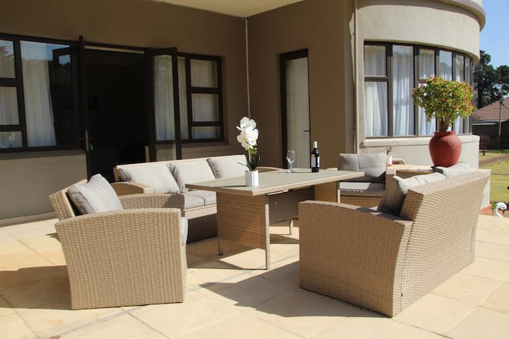 Lovely Houghton 3 Bedroom Home - Unit 1 - Johannesburg