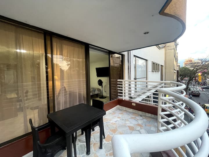 Apartamento Con Balcón Para 2 ó  4, Muy Central. - Pereira