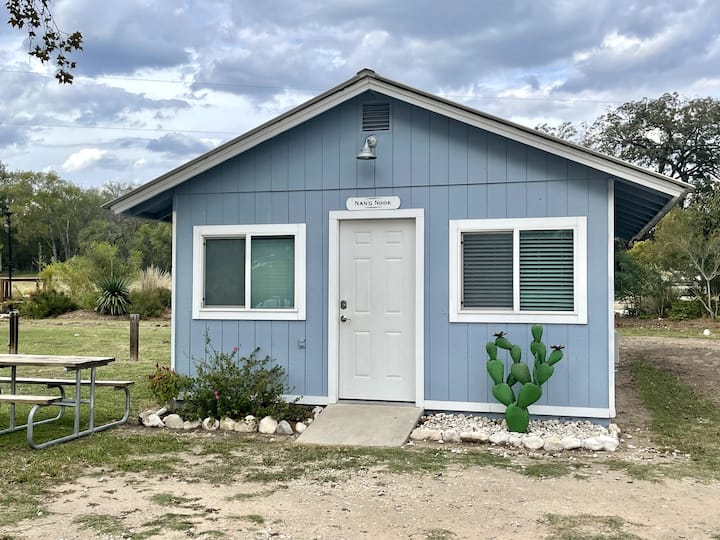 Frio Studio Cabin With Two Beds - Camp Riverview - Garner State Park, Concan