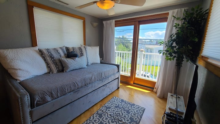 Cozy Apt Steps Away From The Beach & Free Parking! - Boston, MA
