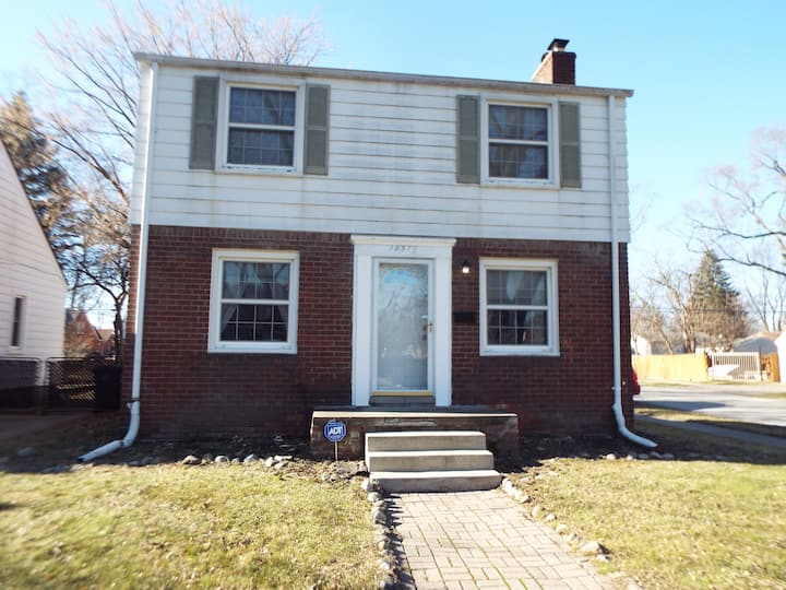 Beautiful Brick Colonial In Detroit Suburbs. - Southfield, MI