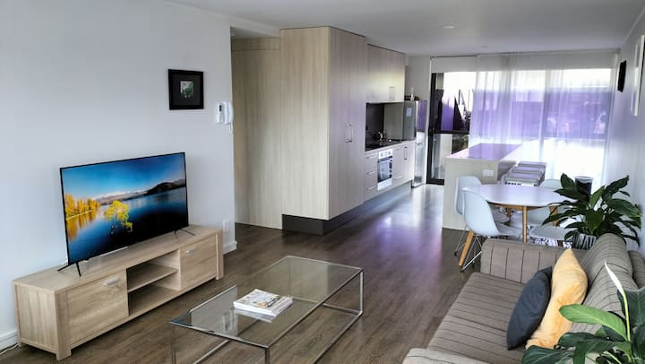 Modern, Spacious 2 Bedroom Apartment In Cbd - West Coast
