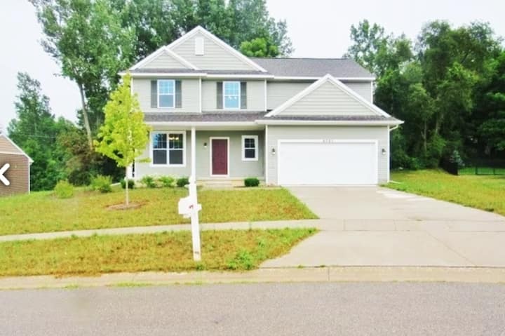 Entire House Newly Built Wooded Backyard - Pets Ok - Midland, MI