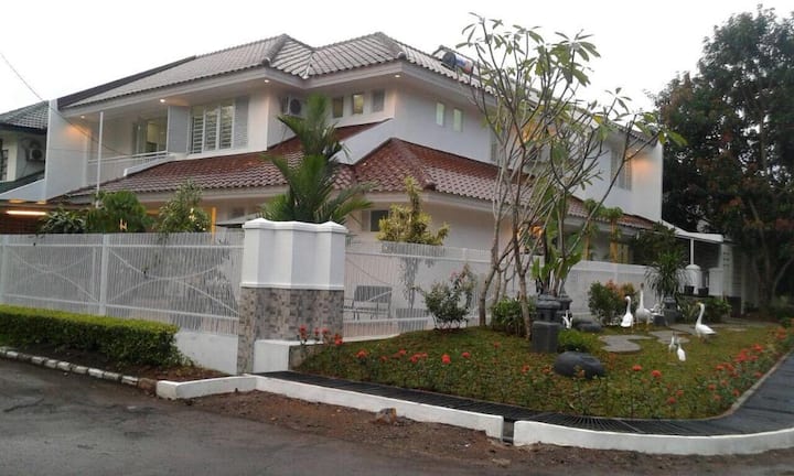 Disewakan Rumah Di Bintaro Sektor 9 - Jakarta