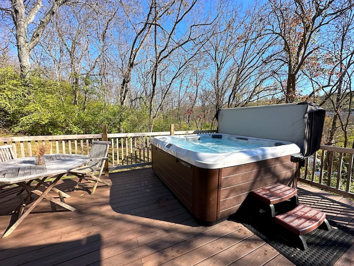 Secluded Bungalow 10 Mins To Downtown: The Hill - Cincinnati, OH