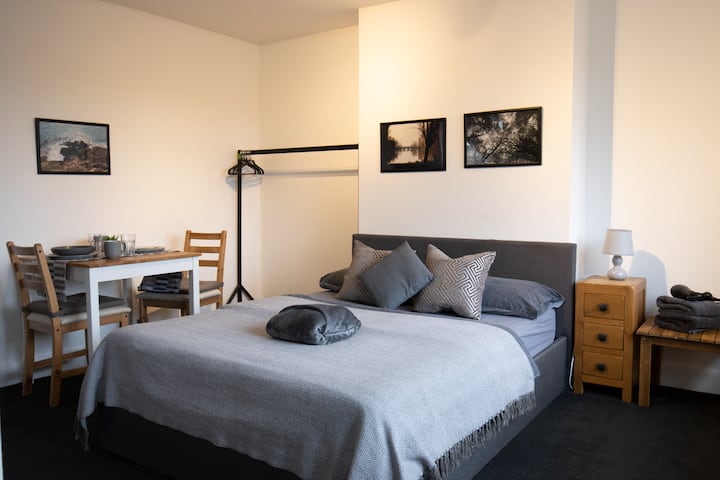 Self Contained Studio With Free Parking - Epsom