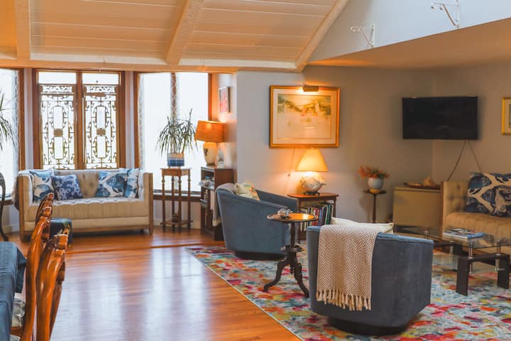 Private Koi Pond- Gorgeous Covered Porch & Kayaks! - Edgartown, MA