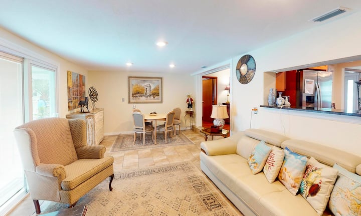 Cozy Clw Home W Heated Pool. Close To Beaches!