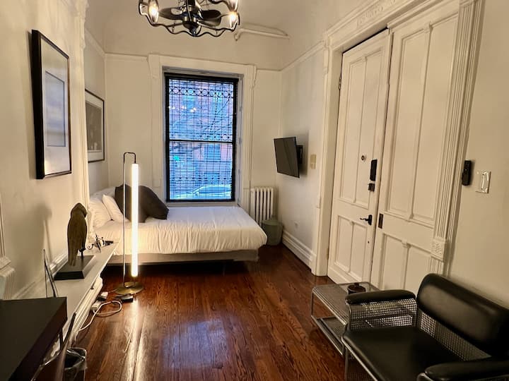 Manhattan Columbia Brownstone Studio Apartment - New York City