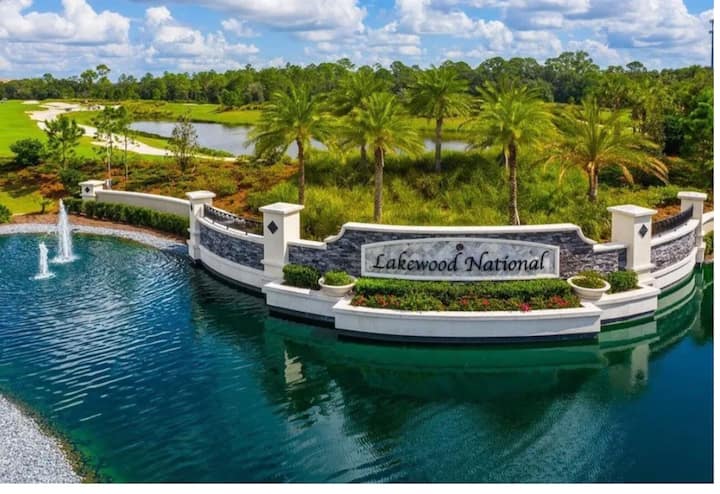 Lakewood National Golf Condo 2 Bedroom + Den - Lakewood Ranch, FL