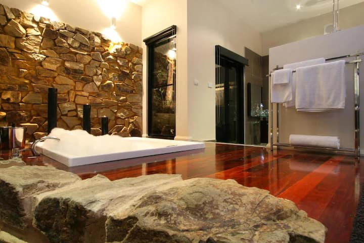 Nature, Romantic Spa Villa, Hepburn Springs - Daylesford