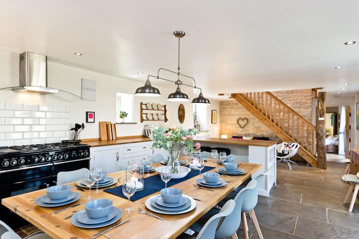 Sleeps 10 |  Peak District Barn, Nr Lathkill Dale - Bakewell