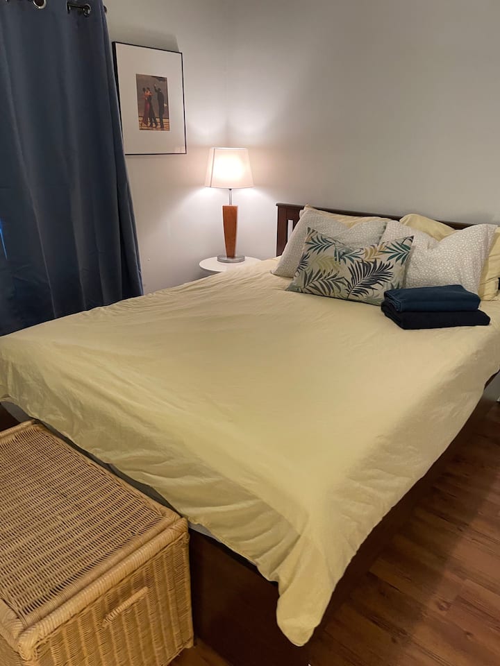 Central Gibsons: Cozy Getaway - Roberts Creek
